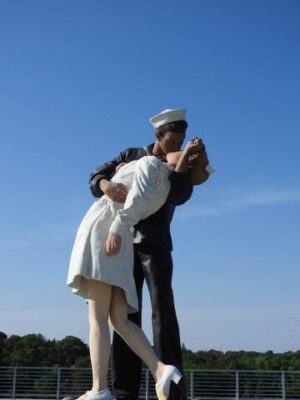 'The Kiss' - Omaha's Memorial Park hosts WWII 'Embracing Peace ...